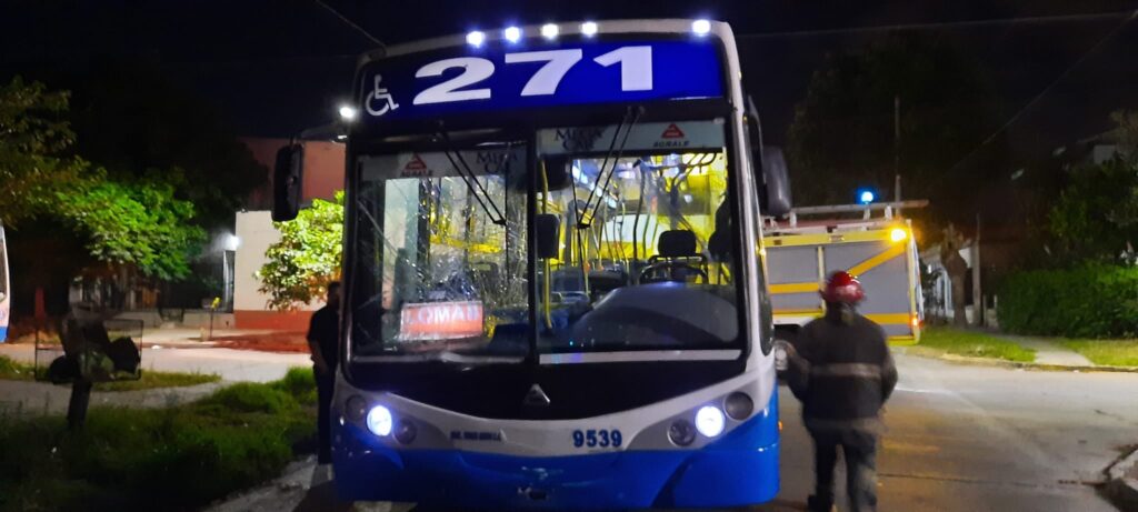 Burzaco: un colectivo de la línea 271 chocó contra la moto de un ...