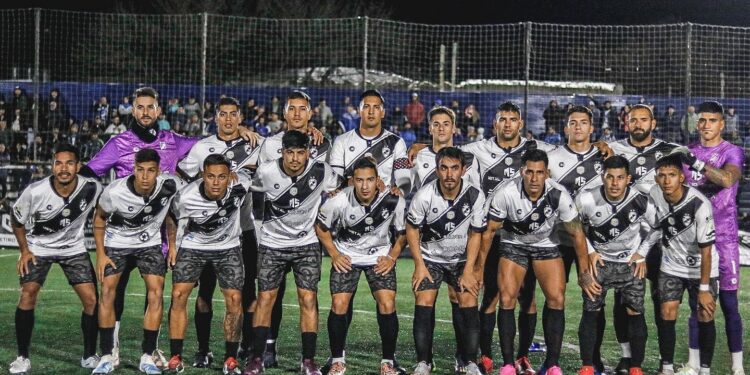 Claypole ganó de visitante y se volvió a prender en la pelea